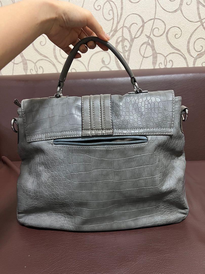 Chloe Formal Messenger Bag, Fesyen Wanita, Tas & Dompet di Carousell