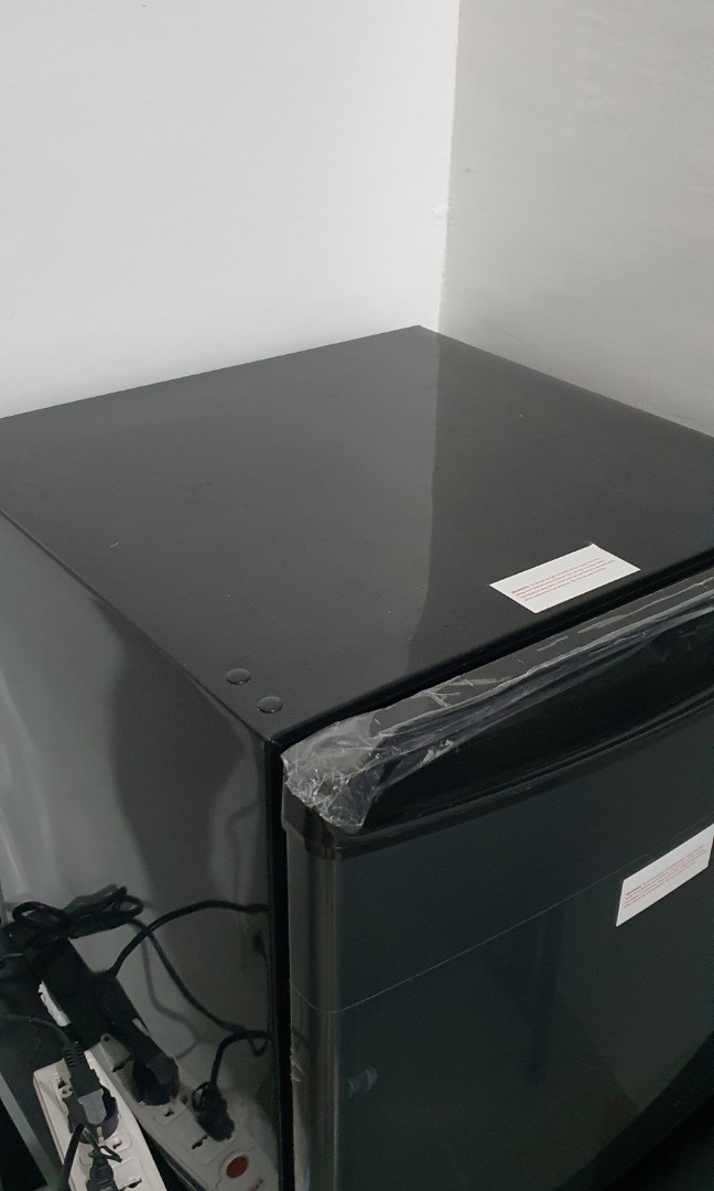 Ezy (model: ES66FA) mini/personal/bar refrigerator Bought 8/4/22, TV ...