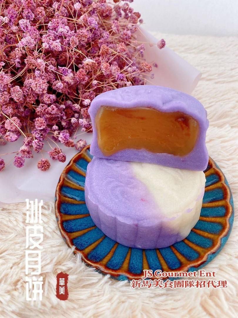 Snowy Mooncake, Food & Drinks, Chilled & Frozen Food on Carousell