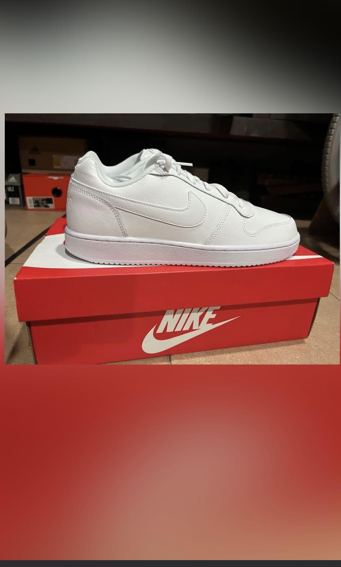 Nike White, Men's Fashion, Footwear, Sneakers on Carousell