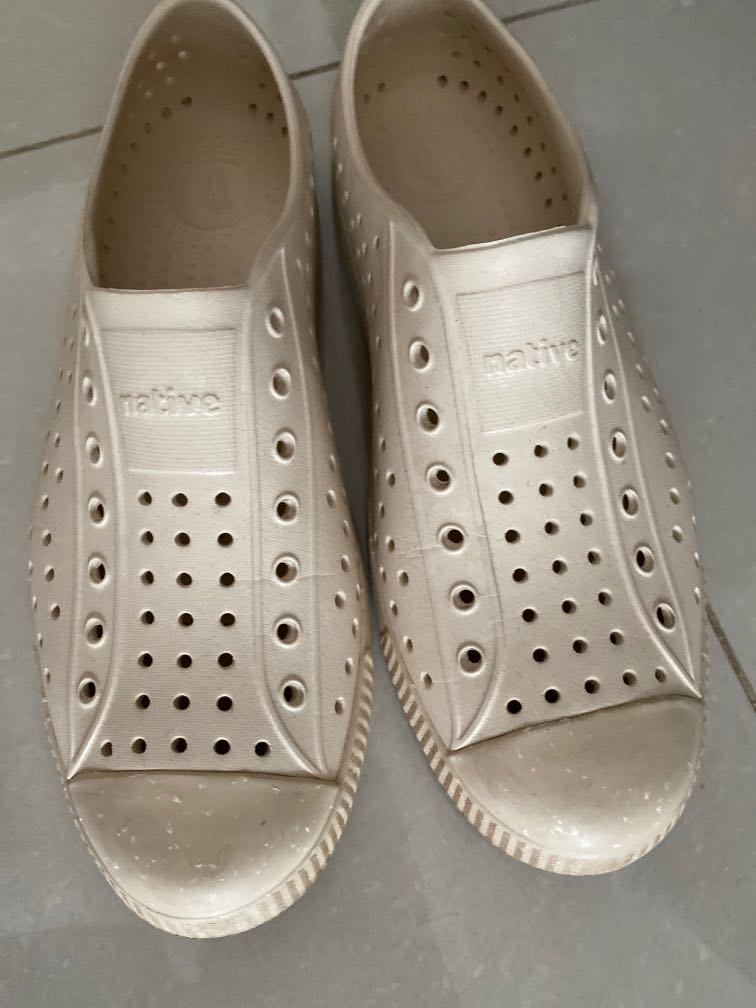 Native jefferson shoes, Women's Fashion, Footwear, Flipflops and Slides ...