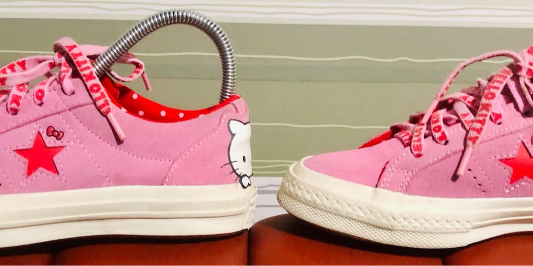 Sale abis Sepatu super mewah , hello kitty colab Converse, Fesyen ...