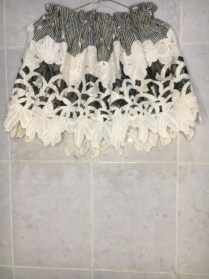 Rok mini Renda #29, Fesyen Wanita, Pakaian Wanita, Bawahan di Carousell