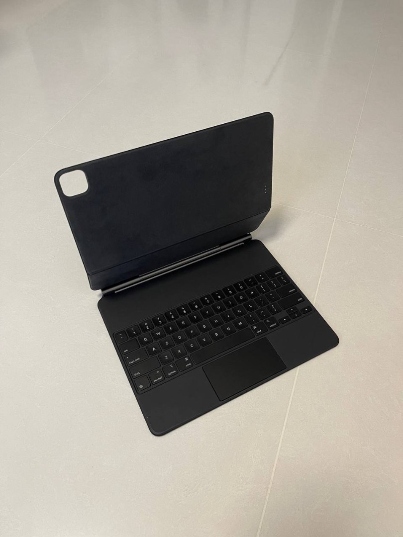 12.9 inch Ipad Pro magic keyboard, Mobile Phones & Gadgets, Tablets ...