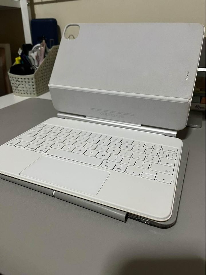 Original Apple Magic Keyboard (2nd Gen) for 11" Ipad Pro - Comes with Original Box and Receipt ...