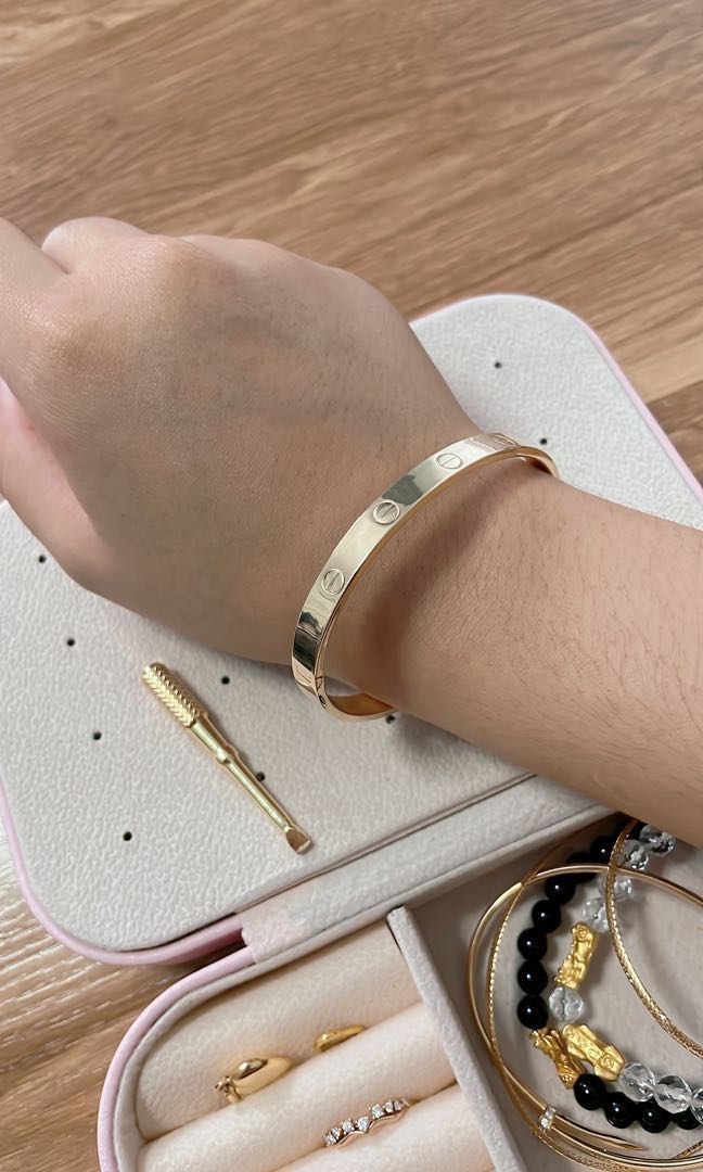 Pawnable 18k gold bangle screw type, Women's Fashion, Jewelry ...