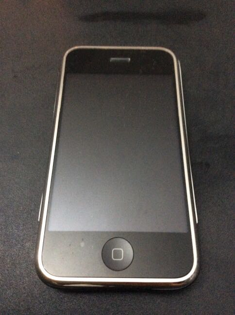 Antique iPhone ‘2’ with old version of charger, Mobile Phones & Gadgets ...