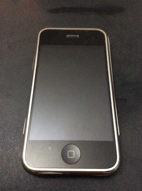 Antique iPhone ‘2’ with old version of charger, Mobile Phones & Gadgets ...