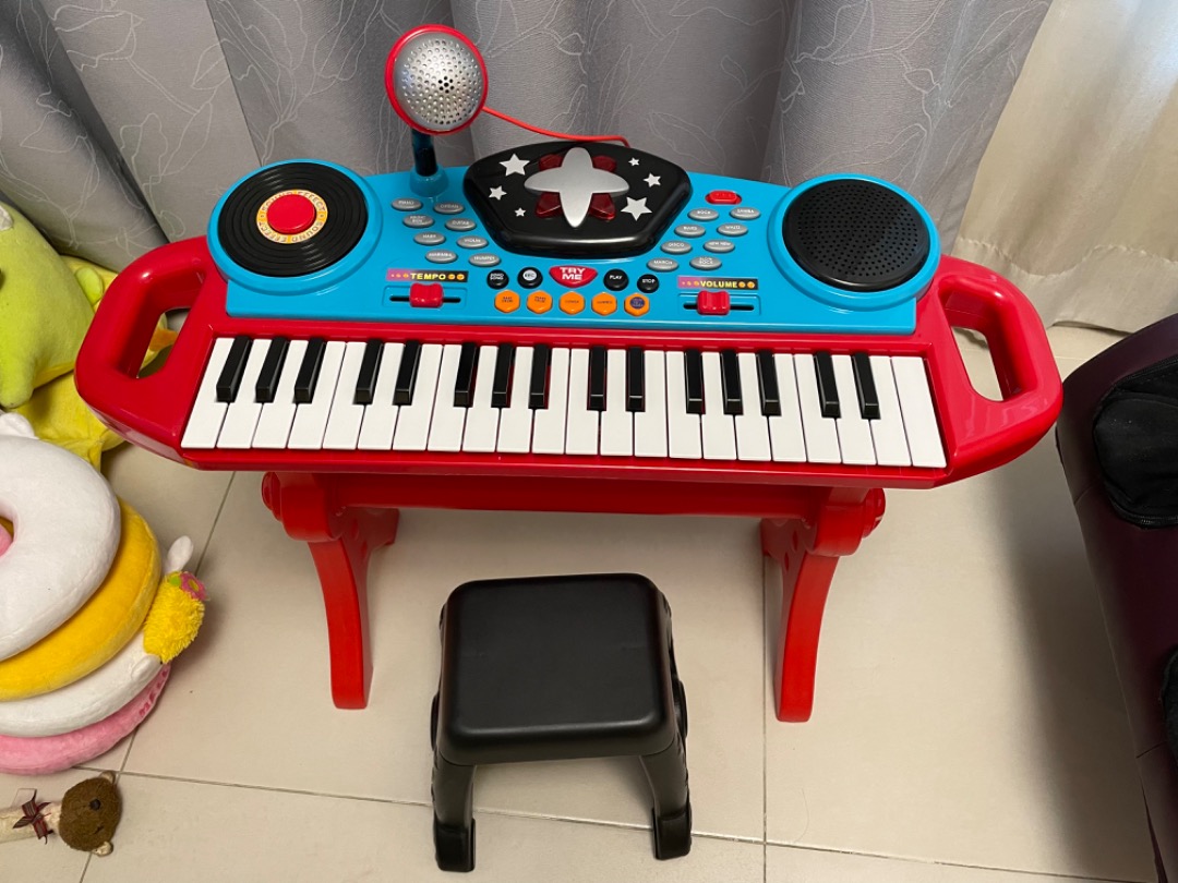 ELC keyboard with mic and chair, 興趣及遊戲, 音樂、樂器 & 配件, 樂器 - Carousell