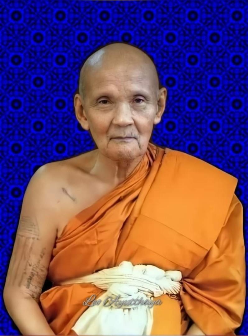 LP Doo Wat Sakae Jevon ( Robe ) with Yant Aong Phra, Hobbies & Toys ...