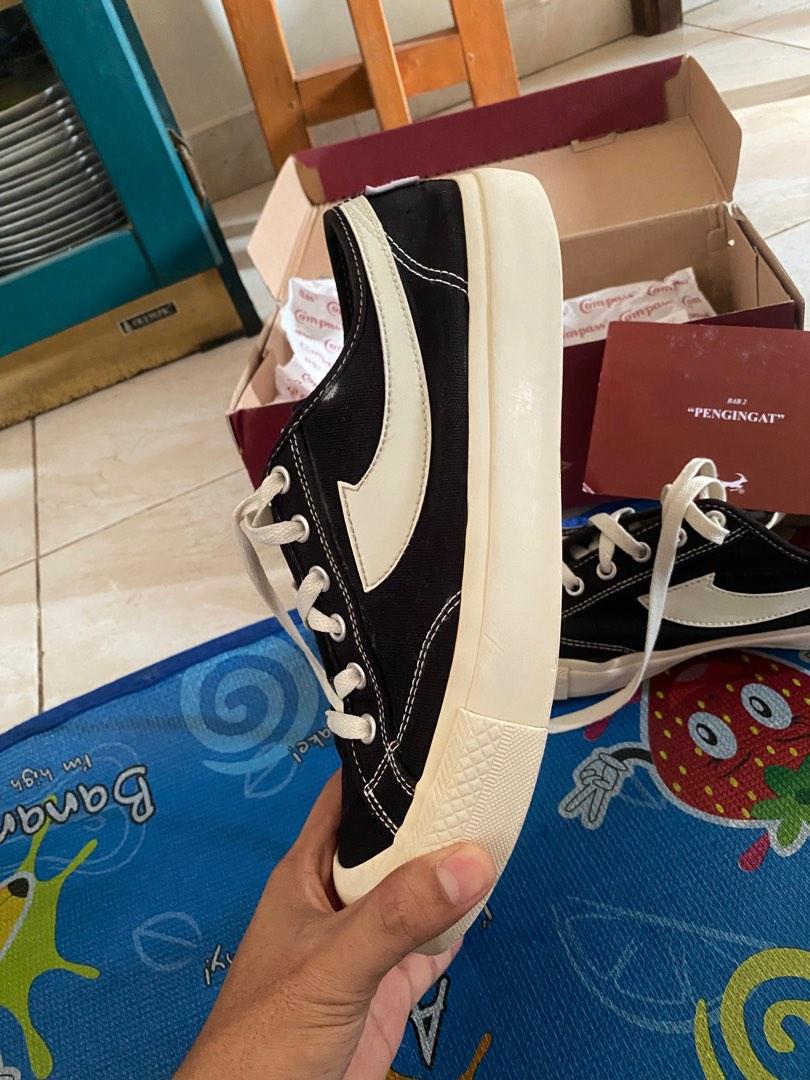 Compas gazelle low black, Fesyen Pria, Sepatu , Sneakers di Carousell