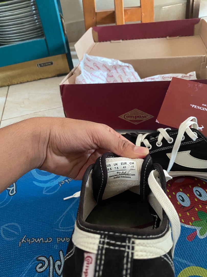 Compas gazelle low black, Fesyen Pria, Sepatu , Sneakers di Carousell