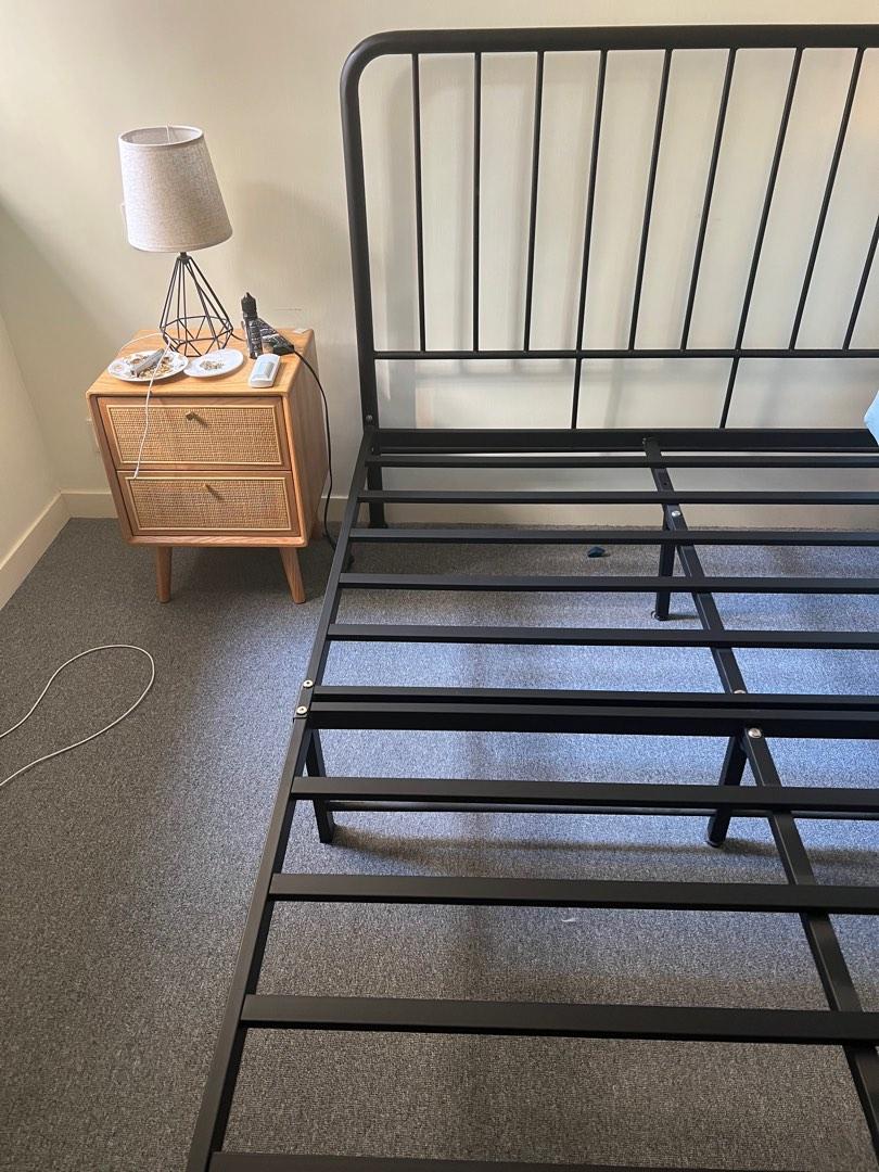 Double solid metal bed frame, 傢俬＆家居, 傢俬, 床架及床褥 - Carousell