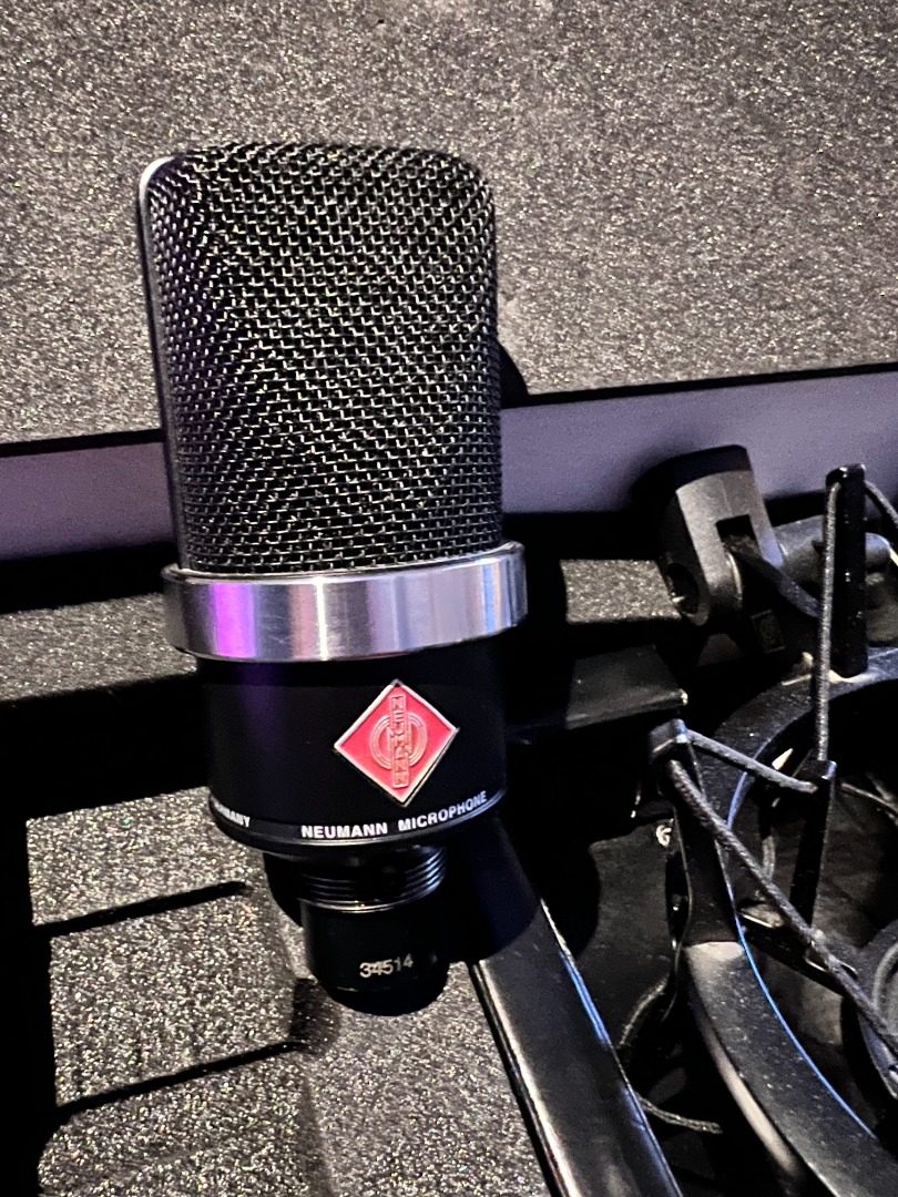 Neumann TLM 102 Studio Set Large-Diaphragm Cardioid Condenser Microphone with Shockmount (Nickel ...