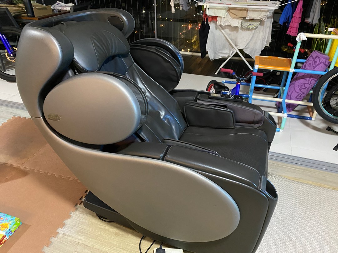 Osim U-Divine massage chair, Furniture & Home Living, Furniture, Other ...