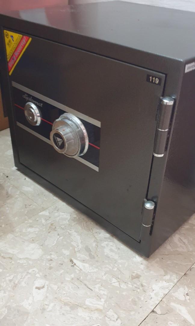 Safe box, Furniture & Home Living, Security & Locks, Safe on Carousell