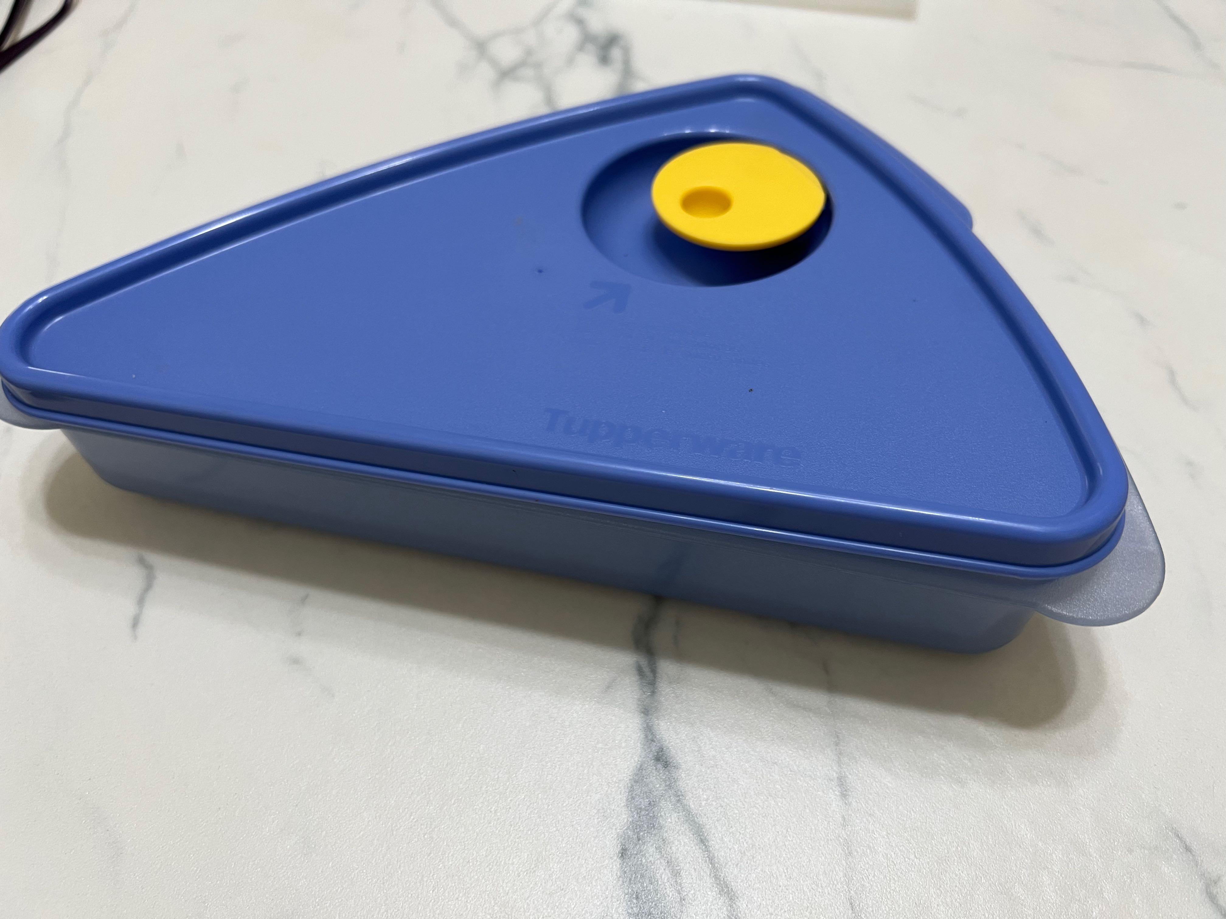 Tupperware Pizza Sandwich box 薄餅三文治盒, 傢俬＆家居, 廚具和餐具, 其他廚具和餐具 - Carousell