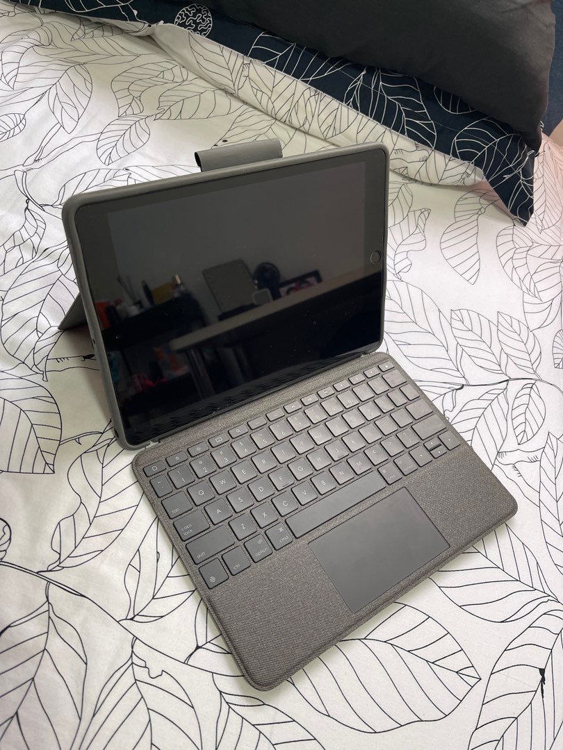Ipad 8th Generation (Wifi) 32GB with Logitech Combo Touch With Touchpad ...
