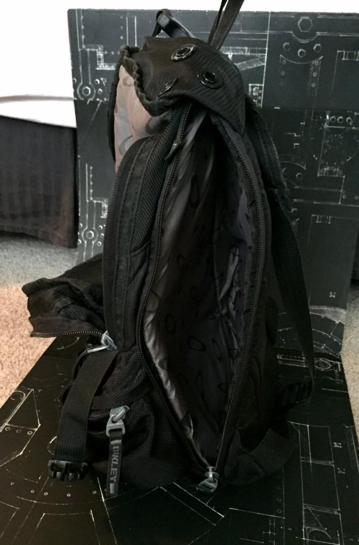 oakley small icon 3.0 backpack bag, Men's Fashion, Bags, Backpacks on ...