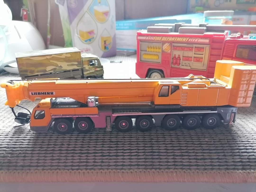 LIEBHERR MOBILE CRANE 1:87 SCALE, Hobbies & Toys, Toys & Games on Carousell