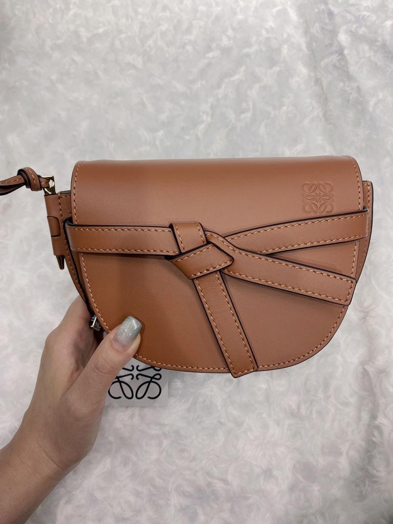 Loewe , 名牌, 手袋及銀包 - Carousell