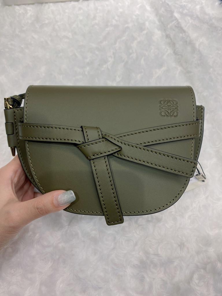 Loewe , 名牌, 手袋及銀包 - Carousell