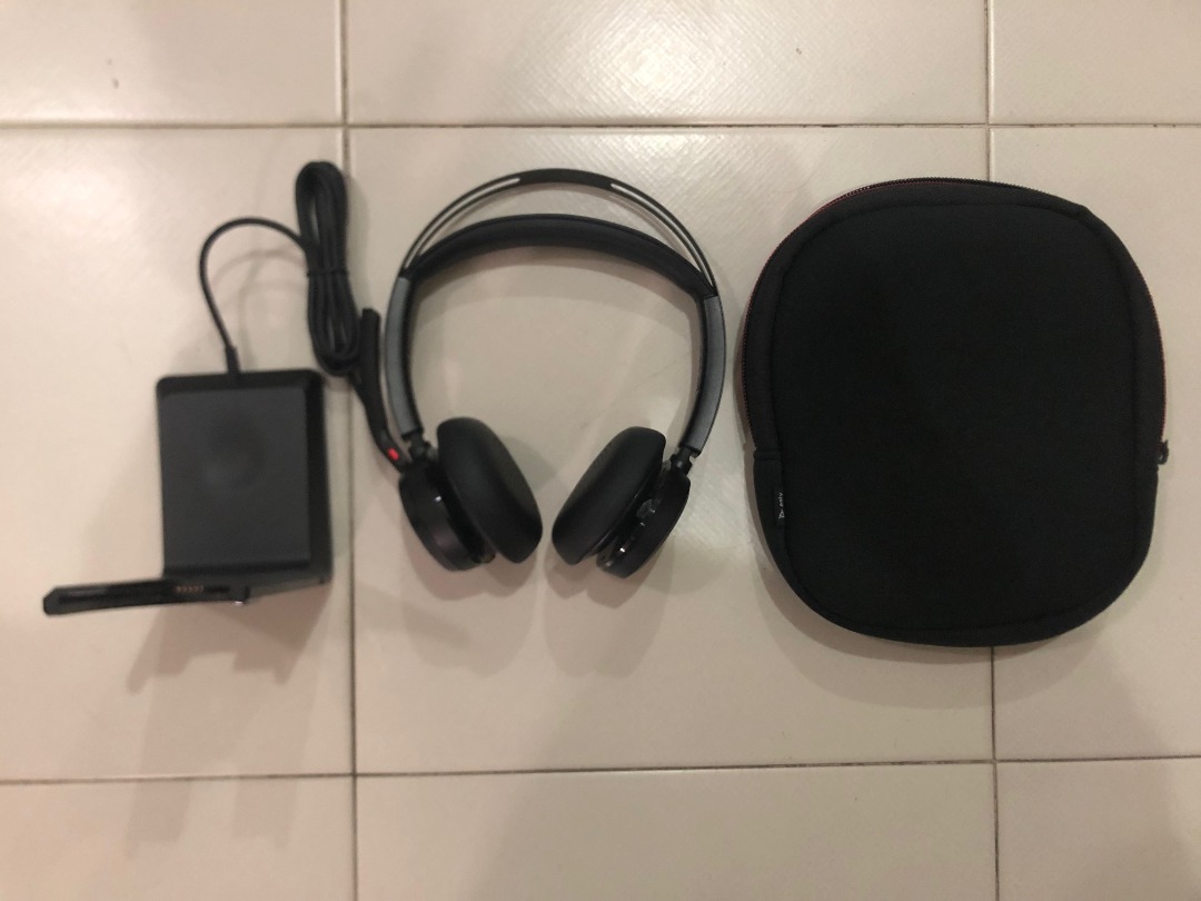 Poly Voyager Focus 2 Teams Version with Docking (USB-C), Audio ...