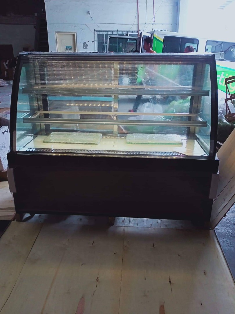 Cake chiller 4ft, Food & Drinks, Chilled & Frozen Food on Carousell