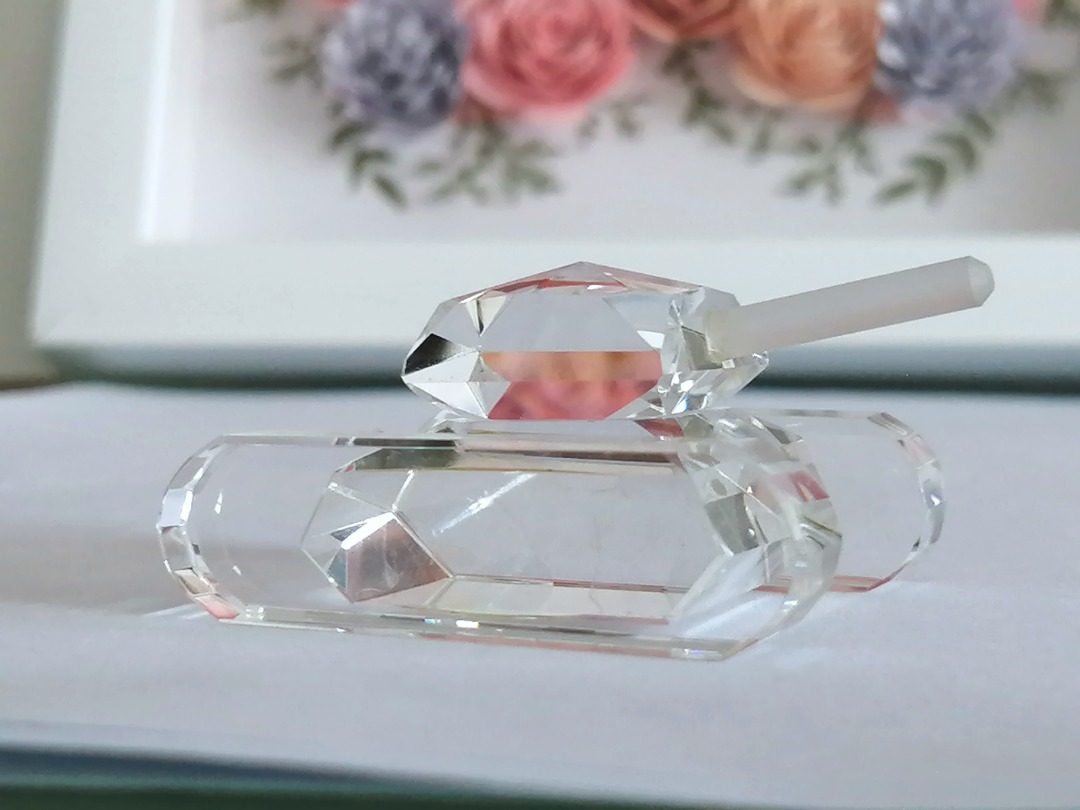 Crystal Tank. High Grade Multi-faceted Crystal Glass Artillery Tank (as ...