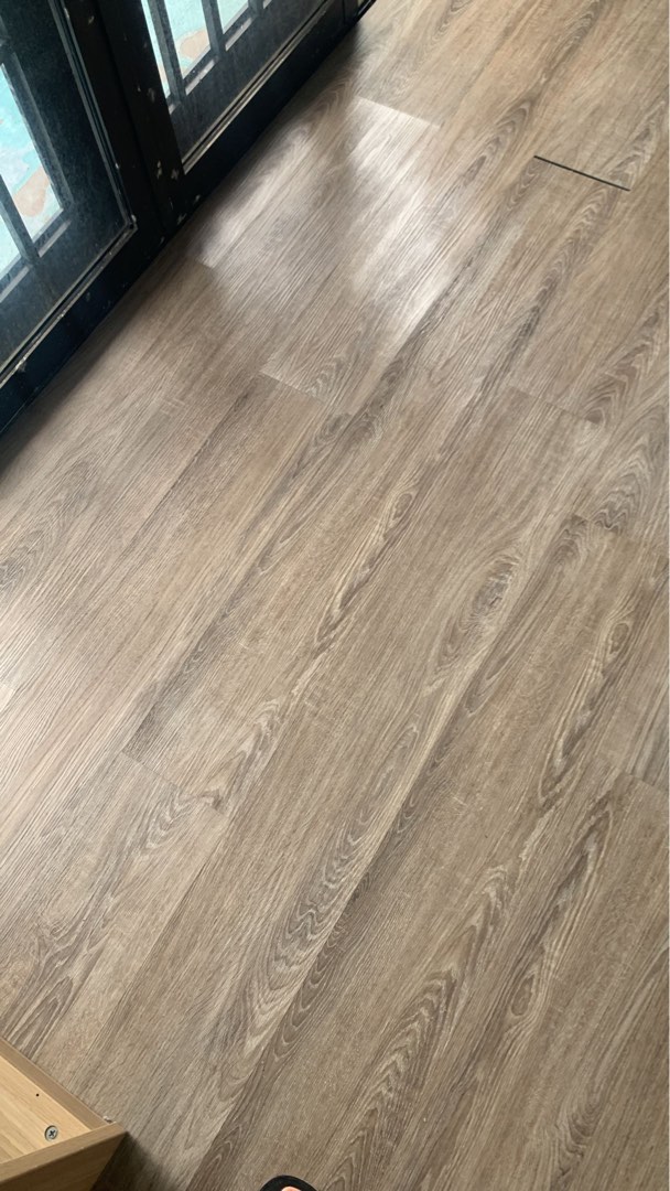 Free snap on flooring. No glue easy to install, 傢俬＆家居, 家居裝飾, 地氊 - Carousell