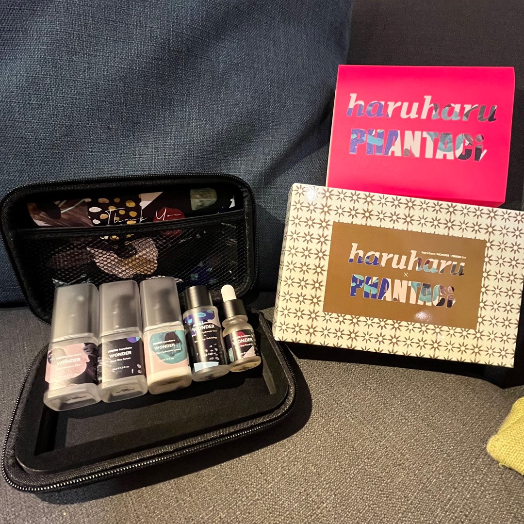 【周杰倫PHANTACI X 韓國品牌haruharu wonder魔幻旅行保養套組】 攜帶方便五步驟一包搞定，出門在外也能完整保養當個水美眉。 周董親手繪製的聯名旅行包，輕巧外型且有設計感 ...