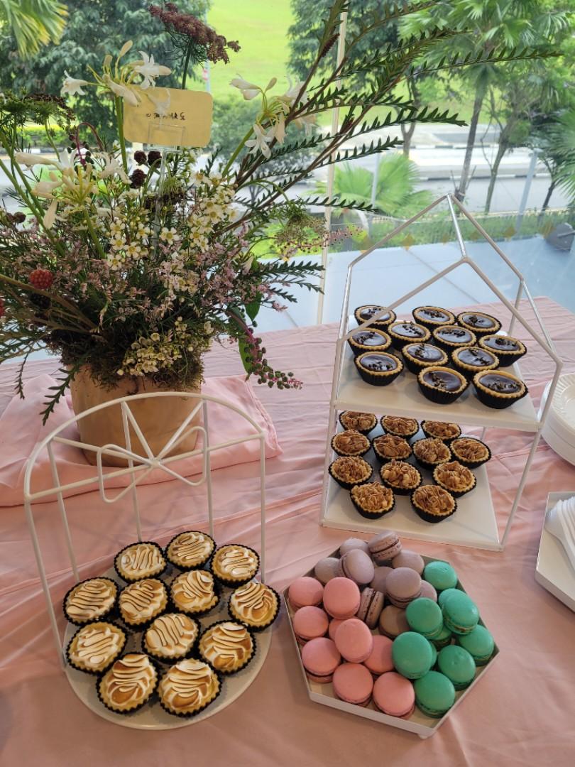 [RENTAL] Dessert table rental 8 pcs set up (White), Hobbies & Toys ...