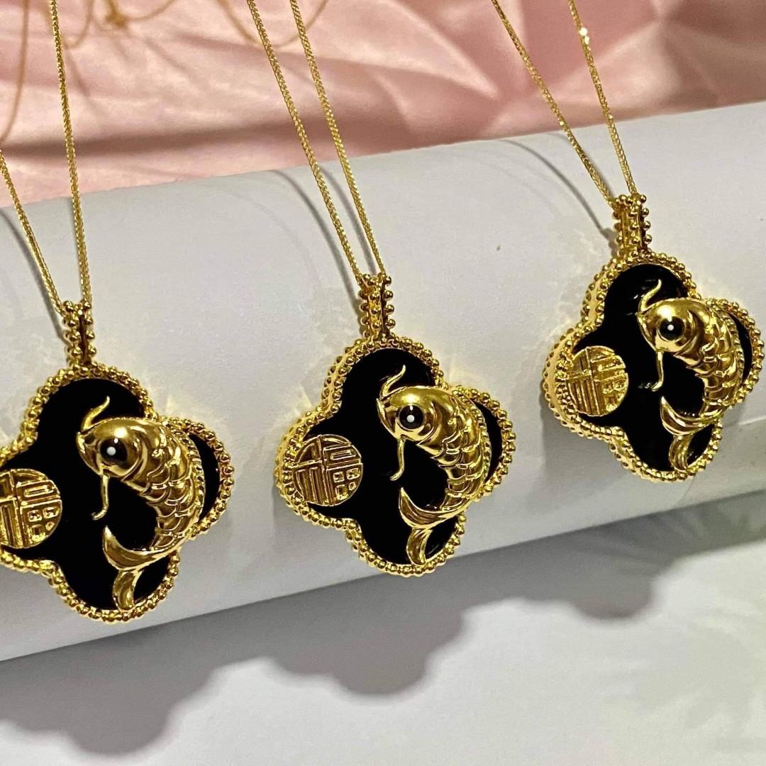 VCA Necklace in 18k with Foxtail Chain, Women's Fashion, Jewelry ...