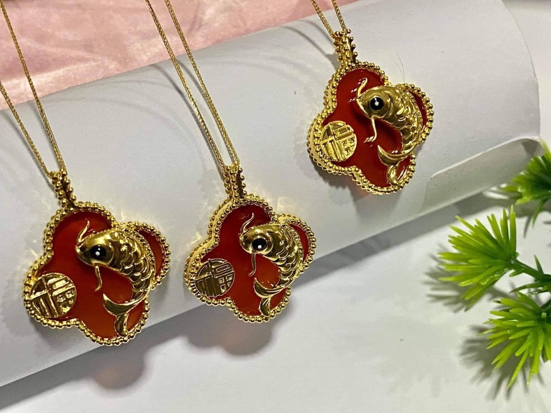 VCA Necklace in 18k with Foxtail Chain, Women's Fashion, Jewelry ...