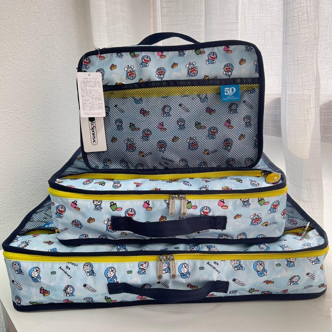 日本 LESPORTSAC X Doraemon 叮噹 淺藍色帆布 行李 衣物 收納袋 套裝, 男裝, 袋, 小袋 - Carousell