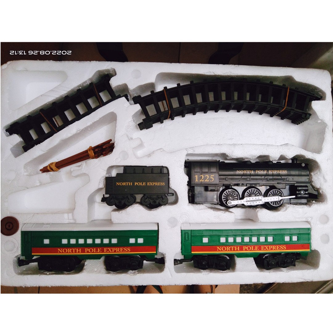 Christmas North Pole Express 29 Piece Train Set with 4 Cars/ Headlight ...