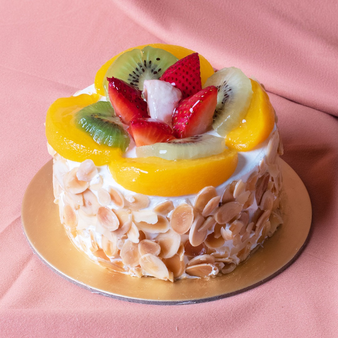 Fresh Fruit Cake 4 Inches, Food & Drinks, Homemade Bakes on Carousell