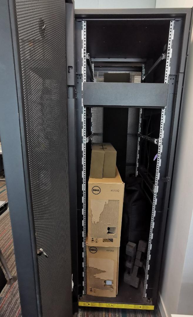 IBM OEM Server Cabinet / Server Rack 42U, 傢俬＆家居, 傢俬, 書櫃、櫃子及架 - Carousell