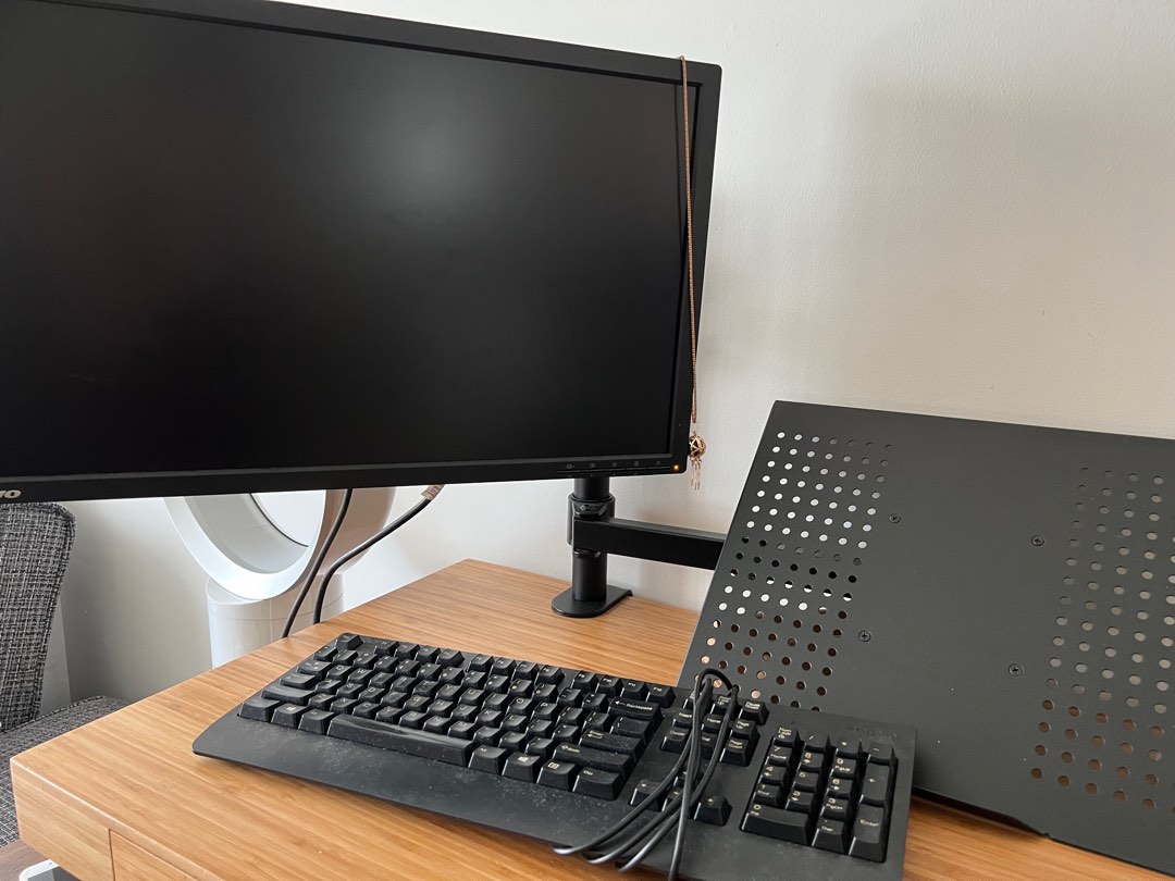 Lenovo 18inch monitor with monitor stand, laptop stand and Keyboard ...