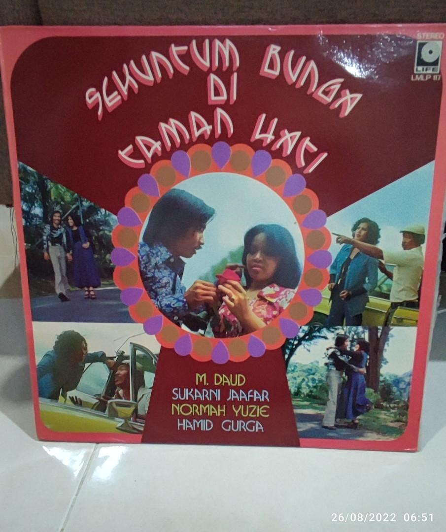 LP SEKUNTUM BUNGA DITAMAN HATI, Hobbies & Toys, Music & Media, CDs & DVDs on Carousell