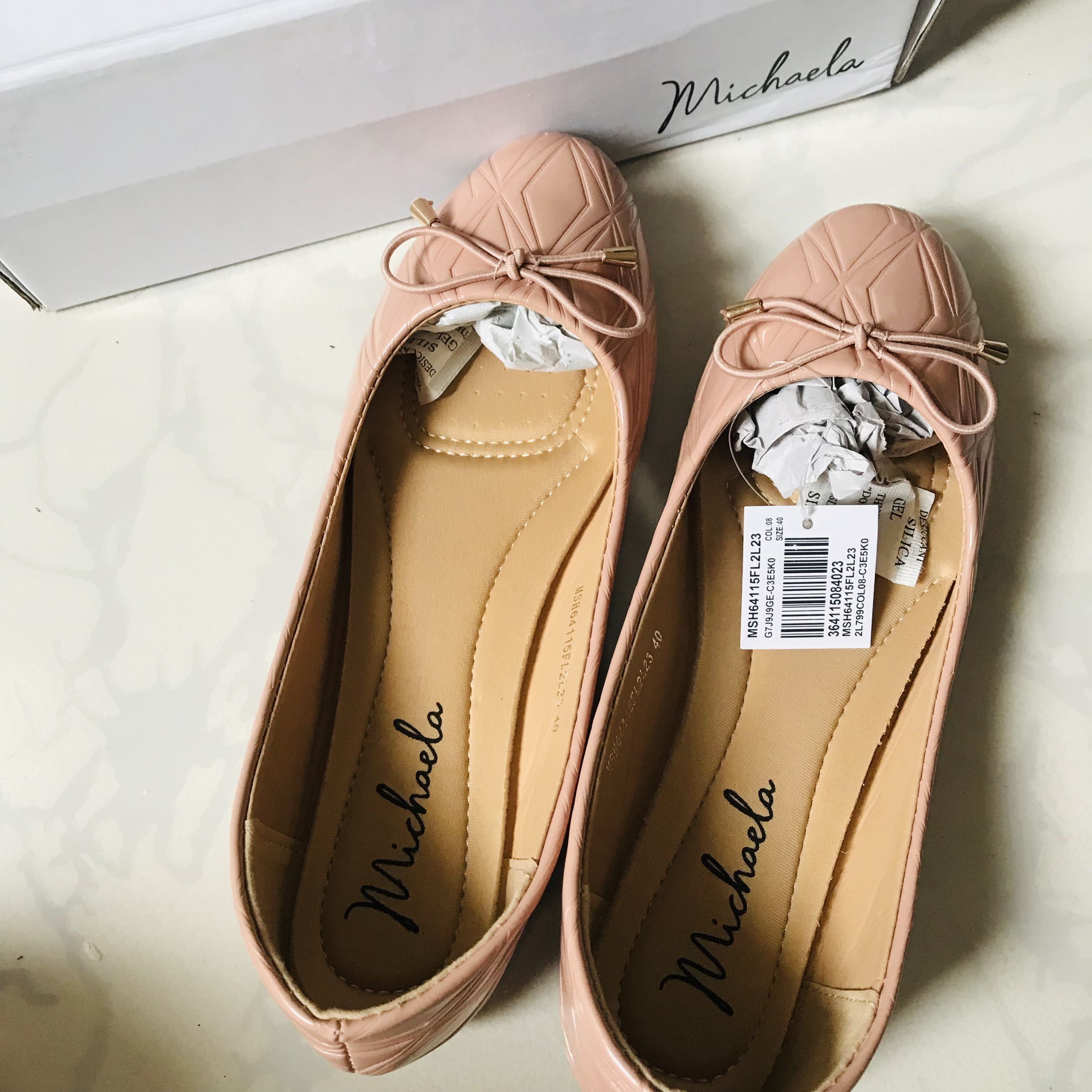Michaela Flats - 40v, Women's Fashion, Footwear, Flats & Sandals on ...