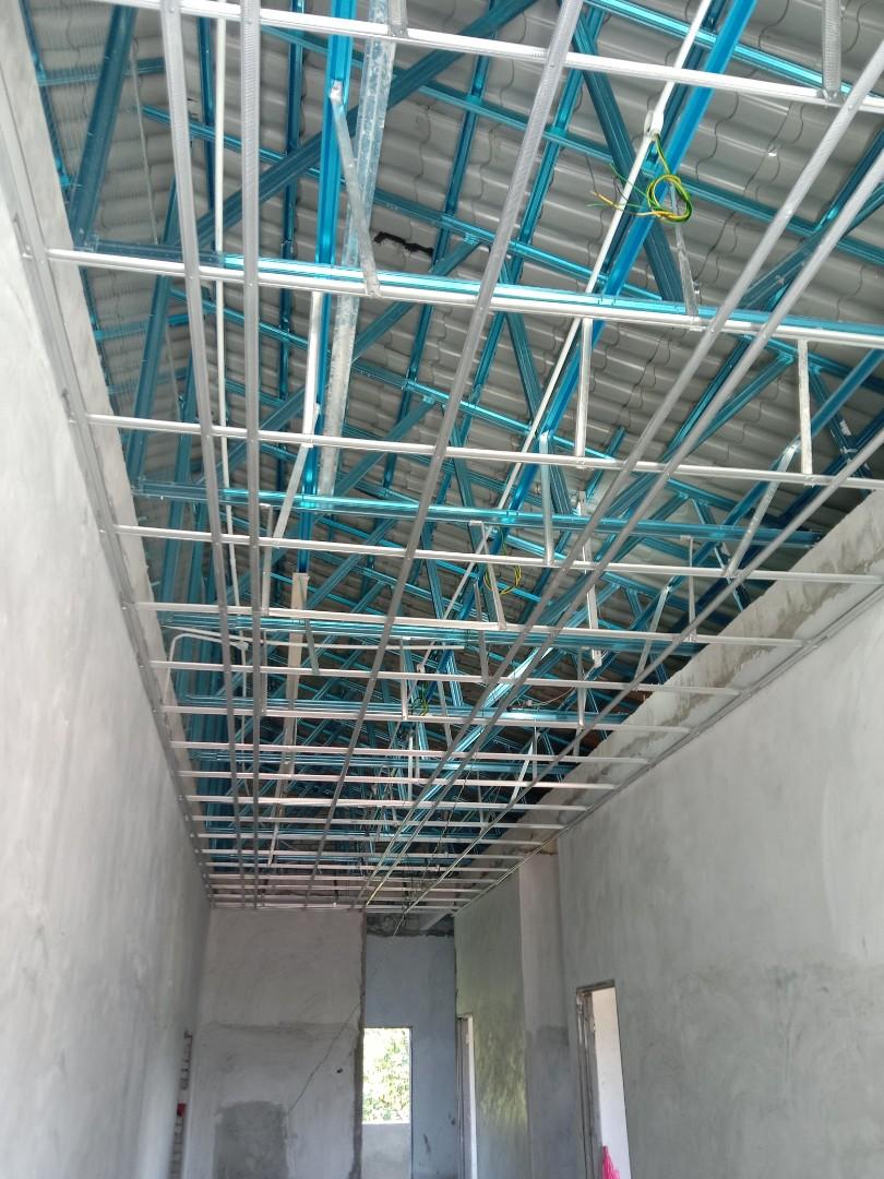 Tengah pasang rangka siling yang mau mempercatik langit rumah nya sila ...