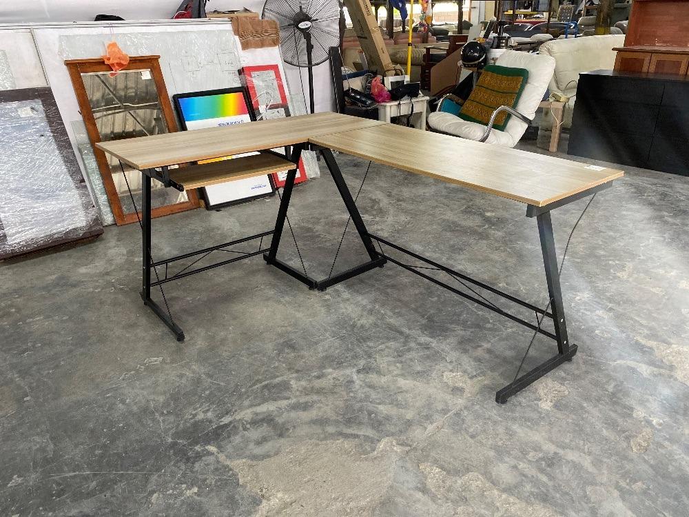 Wooden L-Shaped Computer Table / Meja Komputer Kayu Berbentuk L ...