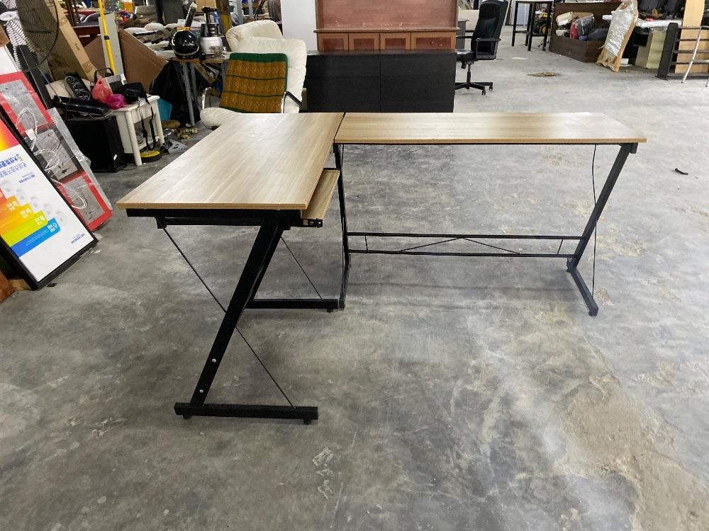 Wooden L-Shaped Computer Table / Meja Komputer Kayu Berbentuk L ...