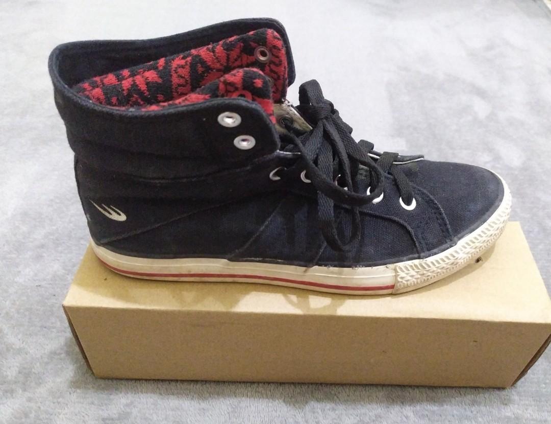 World Balance Shoes, Women's Fashion, Footwear, Sneakers on Carousell