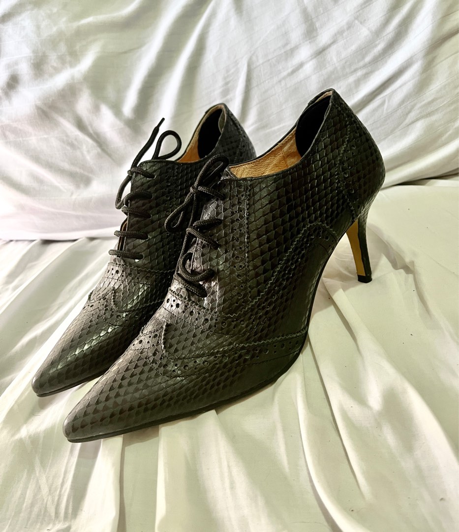 Close black semi boots, Women's Fashion, Footwear, Heels on Carousell