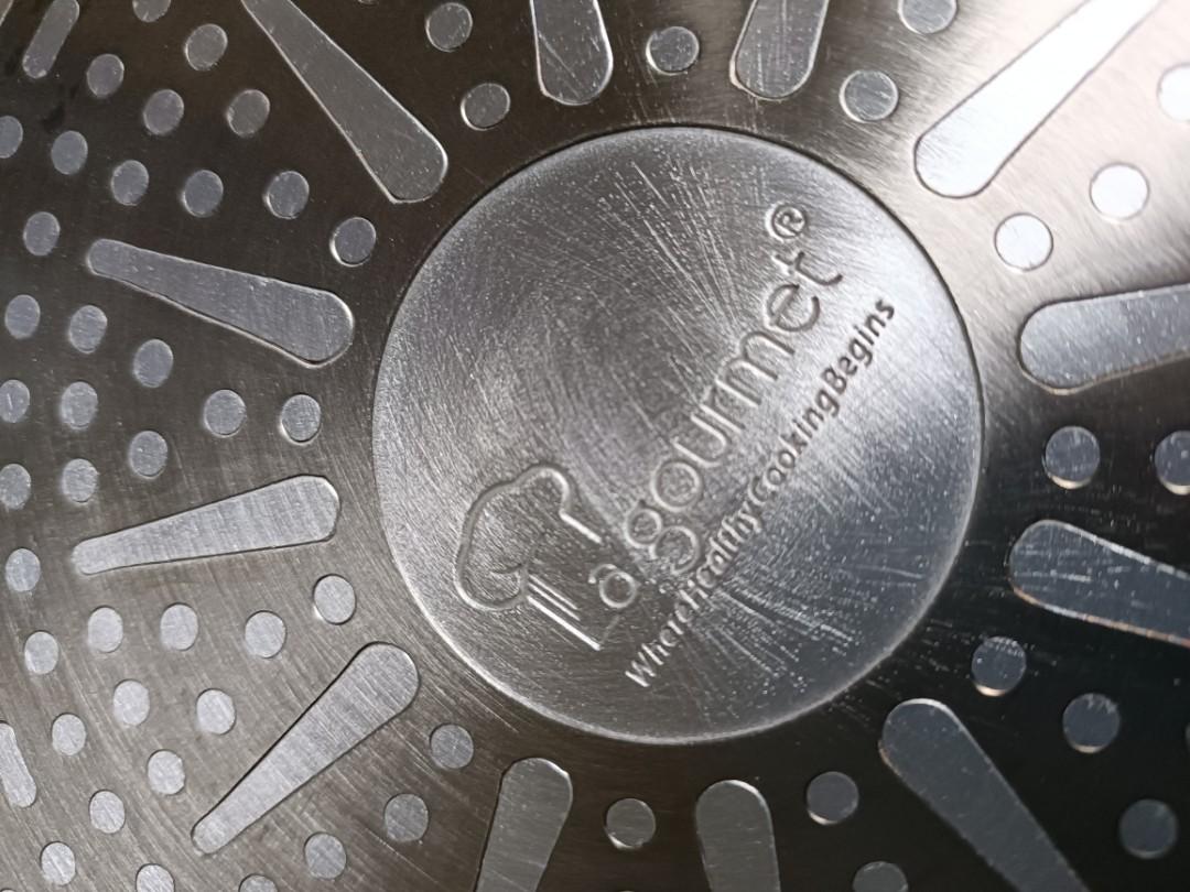 La Gourmet 28cm Flying Pan, Furniture & Home Living, Kitchenware ...