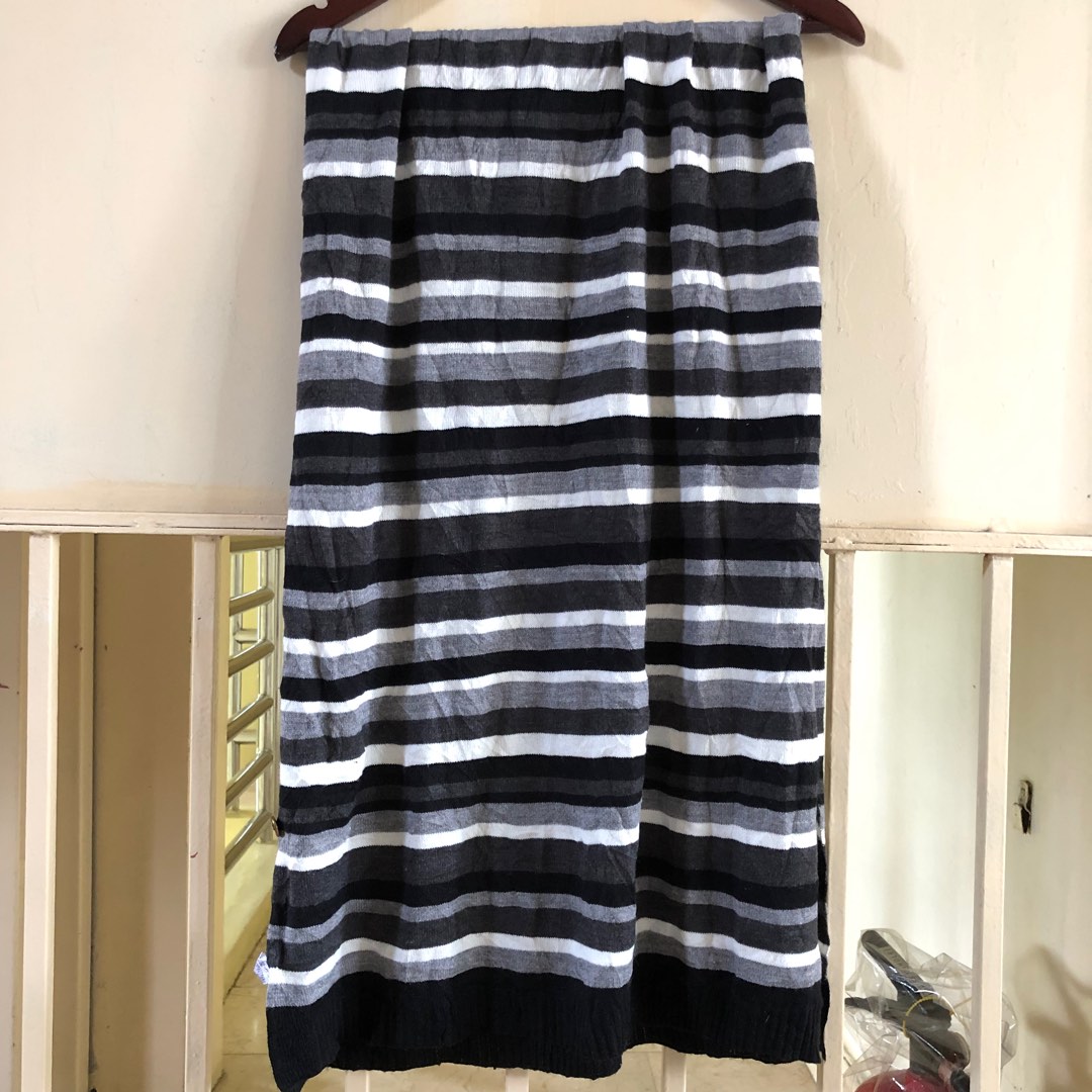 GU 2way border large stole poncho #happy10, Men's Fashion, Watches ...