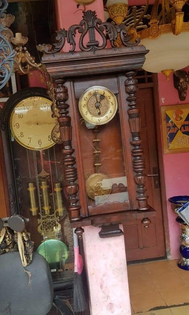 jam antik ra 1lubang rare item full ukiran untuk yg 1 ini tergolong tua ...