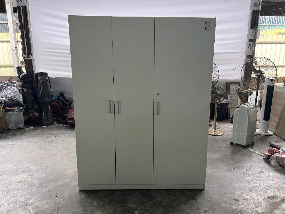 3 Doors Wardrobe White Colour / Almari 3 Pintu Warna Putih, Furniture ...